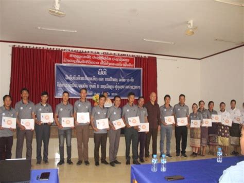 ພິທີ ປິດ ເຝິກ ອົບຮົມທິດ ສະ ດີກາ ນ ເມືອງ ແລະ ການ ປົກຄອງ ລະບົບ 10 ວັນ ໃຫ້ ແກ່ຄະນະ ພັກ ບ້ານ