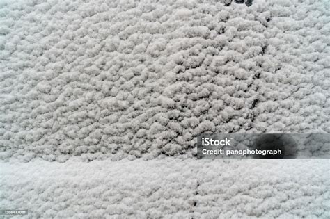 눈 덮인 자동차 추운 겨울 아침에 자동차에 신선한 눈 도로에 눈으로 겨울 시간에 운전의 개념 겨울 복사 공간 0명에 대한 스톡 사진 및 기타 이미지 Istock