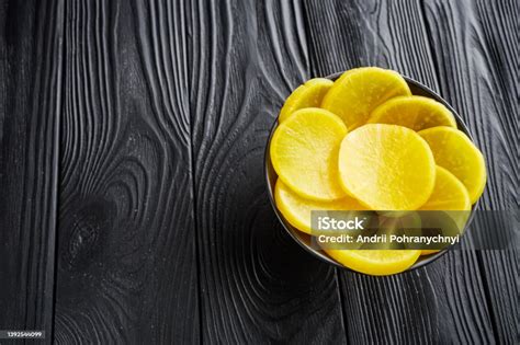 타쿠안 전통 일본 절인 다이콘 무는 짙은 검은 소박한 나무 배경에 0명에 대한 스톡 사진 및 기타 이미지 0명 Takuan Tsukemono Istock