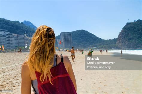 리오 데 자네이 브라질의 코파 카 바 나 해변을 걷고 뒤에서 본 여자 코파카바나 리우데자네이루에 대한 스톡 사진 및 기타 이미지 코파카바나 리우데자네이루 가방 걷기