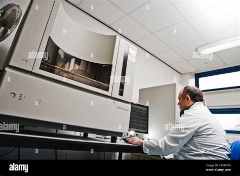 Dna Sequencing Laboratory Technician Sequencing Dna Deoxyribonucleic Acid Samples In A