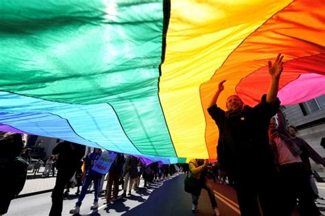 Латвия прие закон разрешаващ еднополовите бракове