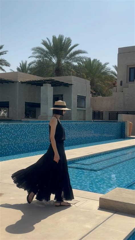 어바웃썸 감탄부터 나오는 드라마틱한 실루엣 압도적인 분위기로 시선을 사로잡을 어바웃썸 Made 맥시 셔링 스커트 요루 맥시 캉캉 스커트 ‘블랙컬러를 영상으로 올려봐요