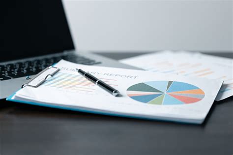 노트북의 비즈니스 데이터 분석 성공적인 계획 및 전략을 위한 재무 차트 그래프 보고서 전문 직장 전략적 의사 결정을 위한