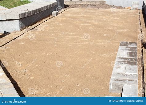 Laying A Paving Slab Path Laying Paving Slabs Paving