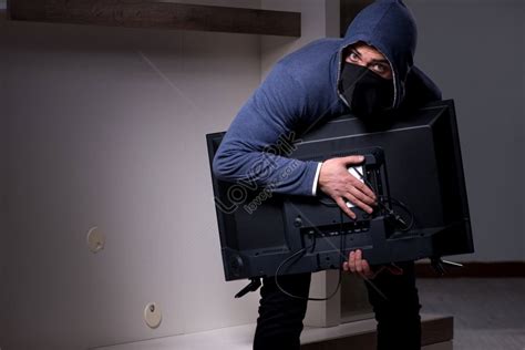 아파트에서 Tv를 훔치는 강도 도둑의 사진 사진 무료 다운로드 Lovepik