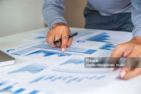 사업가 작업 데이터 문서 그래프 차트 보고서 마케팅 연구 개발 계획 관리 전략 분석 재무 회계 비즈니스 오피스 개념 계획에 대한