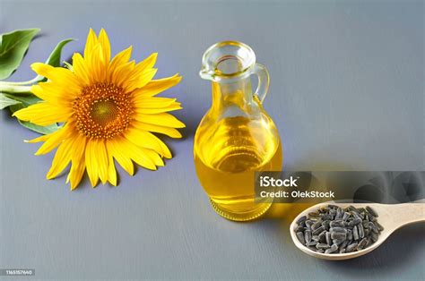 씨앗의 전체 나무 숟가락 회색 콘크리트에 기름 유리 주전자 근처 노란색 잎과 아름다운 꽃 해바라기 가득 찬에 대한 스톡 사진 및 기타 이미지 Istock