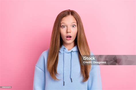 젊고 재미 있고 예쁜 학생생 반응 예기치 않은 믿을 수없는 열린 입 놀란 밝은 분홍색 배경 절연 근접 촬영 사진 12 13세에 대한 스톡 사진 및 기타 이미지 Istock