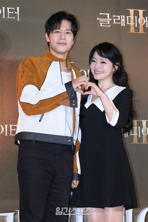 포토 손준호 김소현 부부 하트 포즈