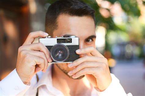 인스턴트 카메라 촬영 촬영을 들고 도시에서 야외 젊은 아름다운 남자의 절반 길이 사진 창조적 인 예술가 개념 관광객에 대한 스톡 사진 및 기타 이미지 Istock