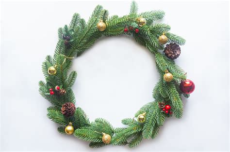 휴일 크리스마스 카드 배경 축제 장식 공 별 눈송이 선물 상자 플랫 레이에서 흰색 배경에 소나무 콘 상단보기 텍스트 메리 크리스마스와 새해 복 설을위한 공간 2020년에