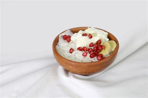 점토 그릇에 Doi Chira 전통적인 Bangale 건강하고 얼음 차가운 여름 음식 주재료는 물에 담근 납작한 쌀과 두부입니다 다른 것들은 설탕 소금 바나나 조각 석류