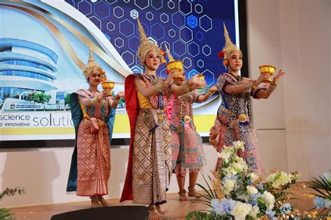 วิทยาลัยนาฏศิลป เข้าร่วมการแสดงพิธีเปิดบริษัท เบคไทย กรุงเทพอุปกรณ์เคมีภัณฑ์ สถาบันบัณฑิตพัฒน