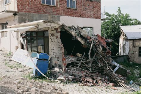집 밖의 거리 거주 할 수없는 건물 건축 고통 구조 금속 나무 농촌의 도시의 돌 드러난 무너짐 무더기 문 버려진 벽돌 부동산 부서지기