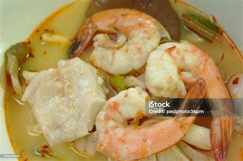 태국 매운 수프 또는 톰 얌 쿵에 버섯을 삶은 강 새우와 베이스 생선 International Federation For Human Rights에 대한 스톡 사진 및 기타