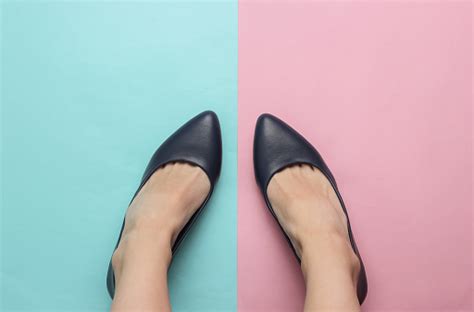 미니멀리즘 패션 컨셉 분홍색 파란색 파스텔 배경에 발 뒤꿈치와 가죽 신발 여성 다리 맨 위 보기 가냘픈에 대한 스톡 사진 및 기타 이미지 Istock