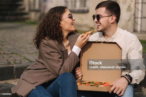 야외 계단에 앉아 피자를 먹는 젊은 부부 잘 생긴 남자와 Beaufitul 여자 야채피자 맛 비건 패스트푸드 2명에 대한 스톡 사진 및 기타 이미지 Istock