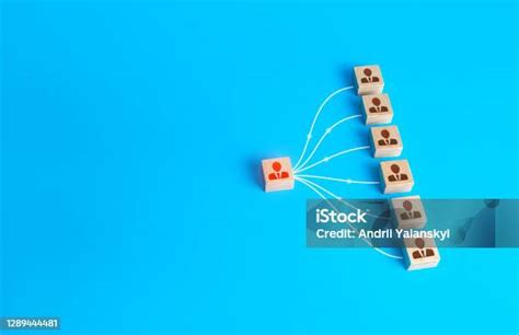 사람과 줄로 연결된 리더 인형 효과적인 비즈니스 인사 관리 업무 위임 책임 분배 직원 관리 및 피드백 정보 수신 0명에 대한 스톡 사진 및 기타 이미지 Istock