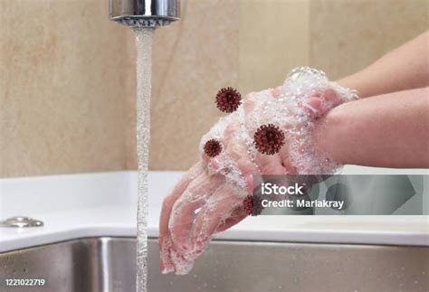 주위에 바이러스와 손을 씻는 싱크대에서 흐르는 물로 비누를 헹구는 여성 코로나바이러스 2019ncov 예방 손 위생 코로나
