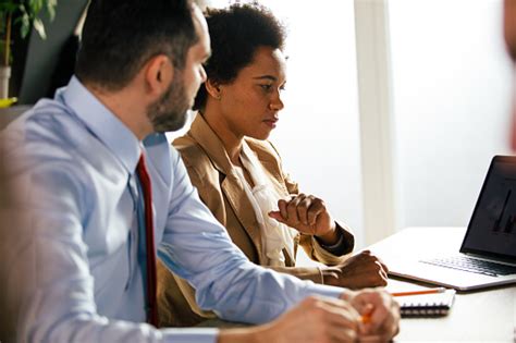 회의 중 노트북에서 그래프를 검토하는 두 명의 심각한 비즈니스 동료 2명에 대한 스톡 사진 및 기타 이미지 2명 40 44