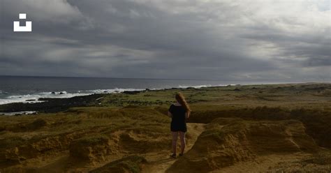 해변에 서 있는 사람 사진 Unsplash의 무료 회색 이미지