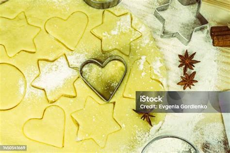 손으로 하트 모양의 쿠키 커터를 반죽에 누릅니다 하트 모양의 쿠키 커터 다양한 재료 및기구로 굽기위한 장식 0명에 대한 스톡 사진 및 기타 이미지 Istock