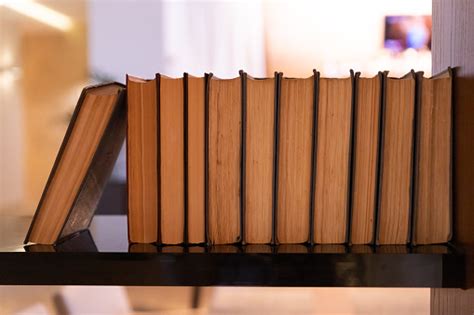 오래된 빈티지 책이 줄지어 서 있습니다흐린 배경에 빈티지 책의 컬렉션 복사 공간을 복사합니다 라벨 빈 척추가 없습니다 오래된 골동품 책의 행도서관 이나 서점 법에 대한 스톡