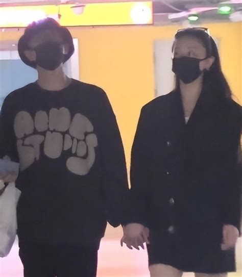 许嵩冯禧恋爱细节被扒，借歌词秀恩爱，女方被曝曾与高中老师交往许嵩冯禧歌词新浪新闻