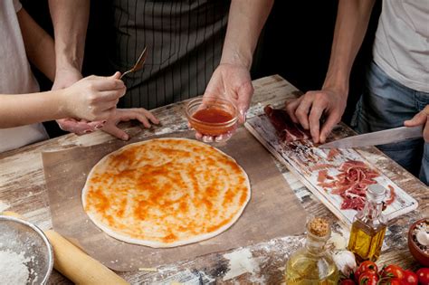 엄마와 함께 요리 엄마 딸 아들 손 수 제 피자를 준비합니다 재료와 테이블의 배경에서 장비를 만드는 피자 가정 생활에 대한 스톡 사진 및 기타 이미지 Istock