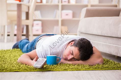 집 바닥에서 Tv를 보는 남자 사진 사진 무료 다운로드 Lovepik