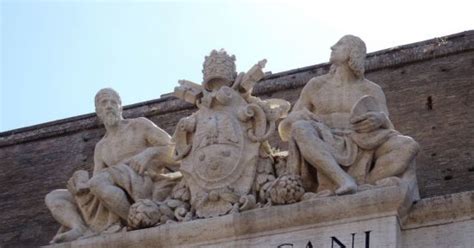 교황과 대화하고 싶어바티칸 박물관서 고대 조각상 집어 던진 관광객 체포