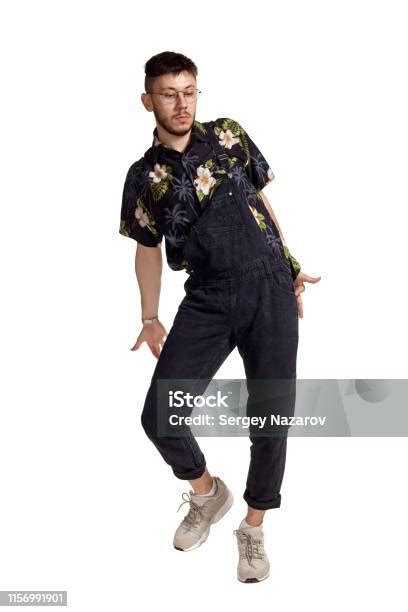 흰색 배경에 고립 된 스튜디오에서 춤추는 재미있는 남자의 전체 길이 초상화 T 셔츠에 대한 스톡 사진 및 기타 이미지 T 셔츠 갈색 머리 검은색 Istock