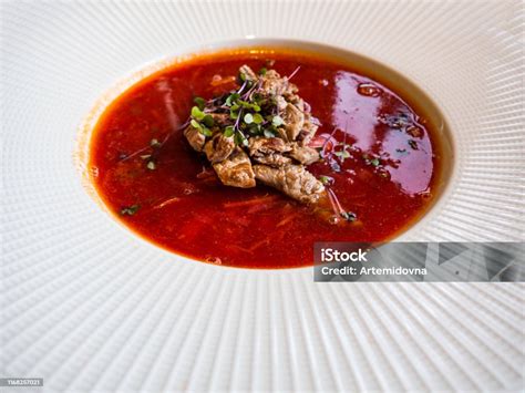 Wite 접시에 전통적인 우크라이나어 러시아어 보르슈트 붉은 사탕무 뿌리 수프 보르쉬 비트 뿌리 수프 전통적인 우크라이나 음식 요리 고급 요리에 대한 스톡 사진 및 기타