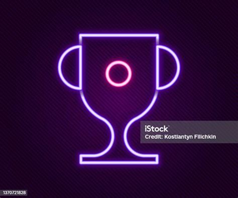 검은 색 배경에 고립 된 빛나는 네온 라인 어워드 컵 아이콘 우승자 트로피 기호 챔피언십 또는 경쟁 트로피 스포츠 성취 기호 다채로운 개요 개념 벡터 축구에 대한 스톡 벡터