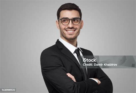 교차 된 팔과 측면 모양을 가진 젊은 성공적인 밀링 사업가의 수평 샷 남자에 대한 스톡 사진 및 기타 이미지 남자 수트 검은색 Istock