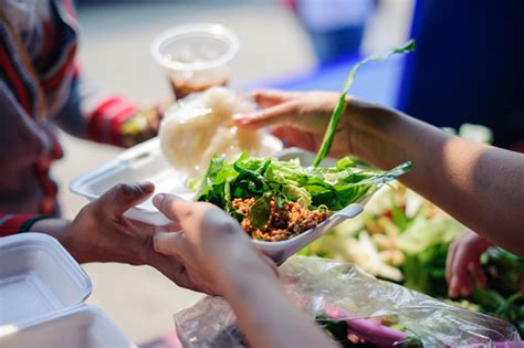 자원 봉사자 들이 가난한 사람들에 게 식량을 공유 하 여 굶주림을 덜어줍니다 자선 개념 배고픈 사람에 게 음식을 기부 가난과 굶주림의 개념 개념에 대한 스톡 사진 및 기타