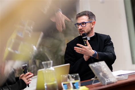 Naują Knygą Išleidęs Kunigas Benas Lyris „Švelnumas Man Yra Dorybė