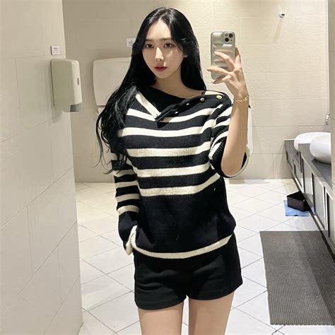 [수입의류][고퀄] 한쪽 트임 오프숄더 골드 버튼 니트 에이블리