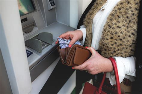Atm 기계에서 돈을 인출하는 중년 여성 고객에 대한 스톡 사진 및 기타 이미지 고객 관능 금발 머리 Istock