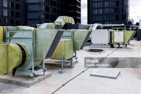 옥상 건물에 설치된 에어컨 압축기 산업용 에어컨 장치 지붕에 산업용 에어컨 및 환기 시스템 데이터 센터 건물의 냉각탑 건축물에