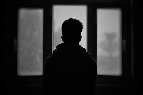 감기 감정 겨울 격리 경치 고독 고요한 관찰 그림자 남성 남자 냉담한 대기의 드라마틱한 명상 적 묵상