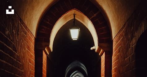 끝에 빛이 있는 어두운 터널 사진 Unsplash의 무료 말보르크 성 이미지
