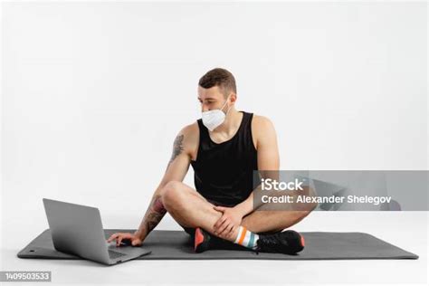 스튜디오에서 스포츠 남자의 남성 초상화 배경에 백인 남자 운동과 근육 구축을위한 피트니스 개념 프로 운동 선수 사진 촬영에