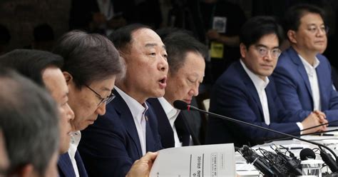 하반기 경제정책 방향 설명하는 홍남기 부총리