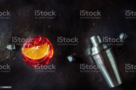 신선한 오렌지 슬라이스와 셰이커 이탈리아 차가운 음료를 곁들인 아페롤 칵테일 0명에 대한 스톡 사진 및 기타 이미지 0명