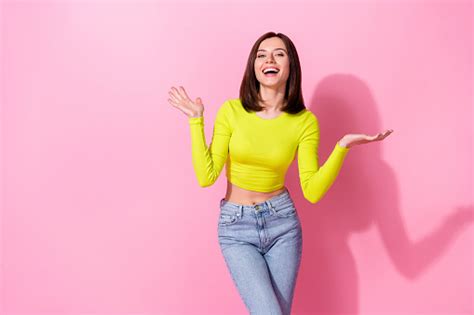 만족한 기뻐하는 숙녀 팔 손바닥이 분홍색 배경에 고립 된 이빨 미소를 박수 치는 초상화 사람들에 대한 스톡 사진 및 기타 이미지 사람들 성공 한 사람 Istock