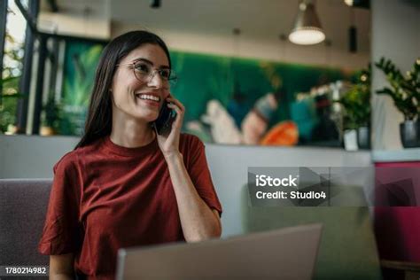 카페에서 노트북과 휴대폰으로 작업하면서 커피를 즐기는 여성 25 29세에 대한 스톡 사진 및 기타 이미지 25 29세 노트북 노트북 사용하기 Istock