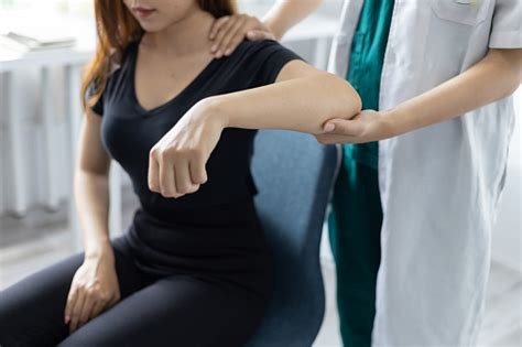 병원에서 여성 환자를 위한 팔 물리 치료 훈련을 하는 의사 18 19세에 대한 스톡 사진 및 기타 이미지 18 19세 20 24세 2명 Istock