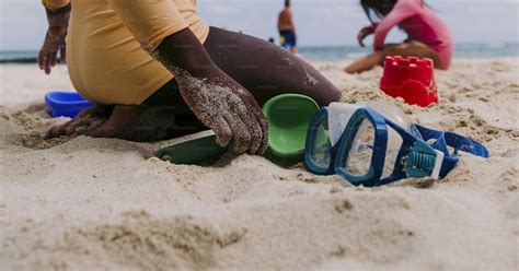 해변의 모래에 앉아 있는 여자 사진 Unsplash의 봄 방학 이미지